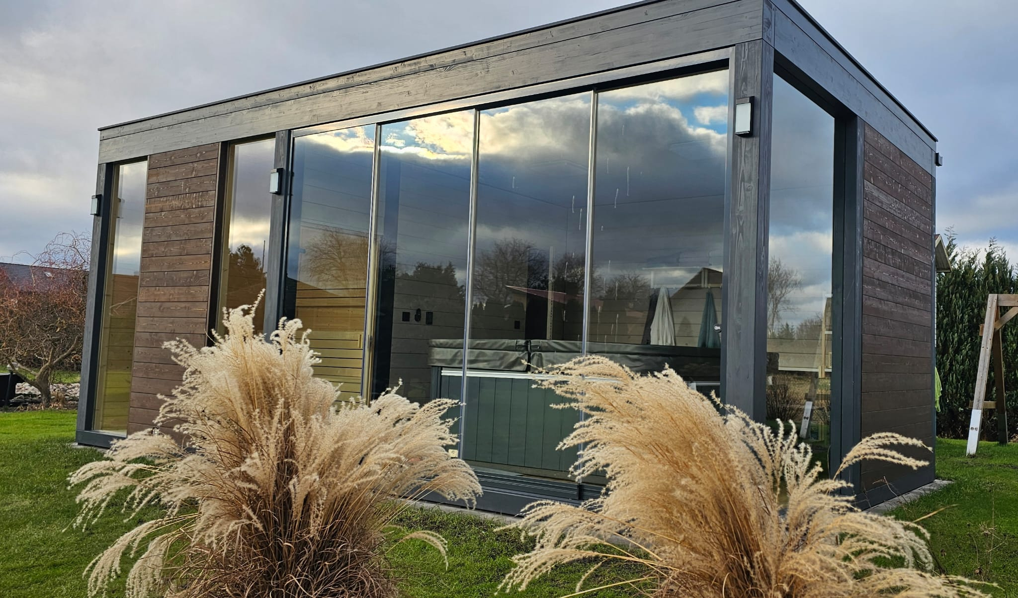 Trendy w aranżacji stref relaksu w ogrodach premium – altana, sauna ...